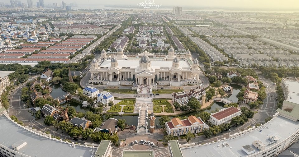 អគារសន្និបាទ និងសាលប្រារព្ធពិធីមង្គលការលំដាប់ផ្កាយប្រាំដំបូងគេបង្អស់ ...